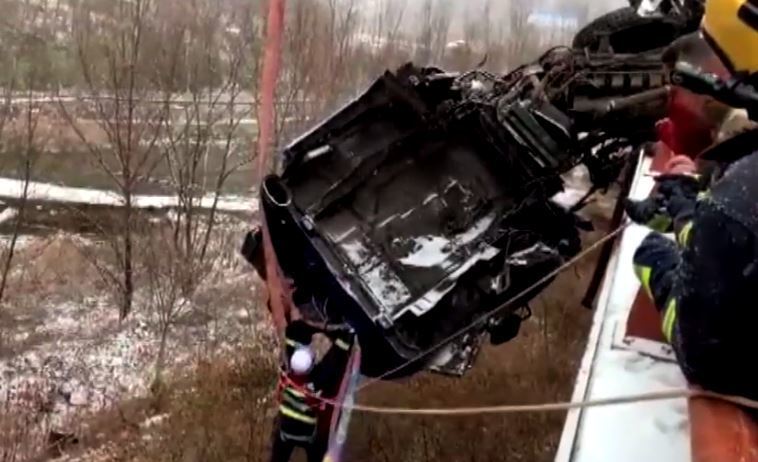 Rescatan a un camionero que quedó con la cabina colgando de un puente. Vídeo