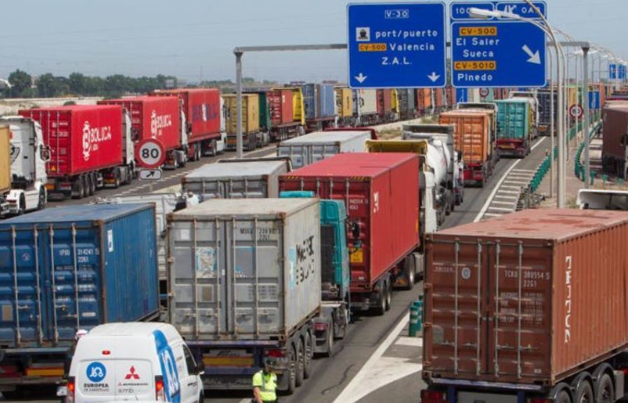 Los transportistas dejan de prestar servicio de forma indefinida a la ...