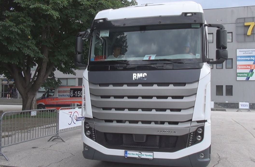 Cómo son los camiones BMC: dónde se fabrican, qué motor tienen y cómo es su cabina. Vídeos