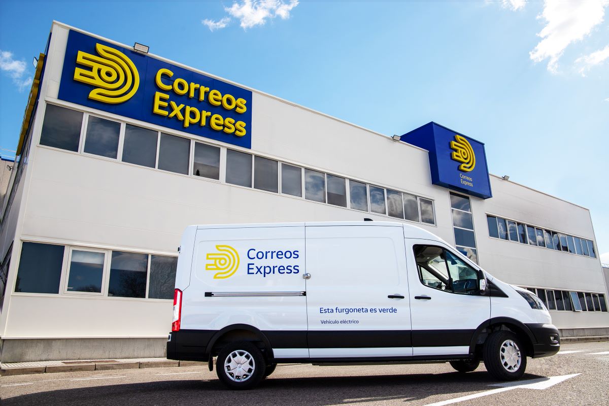 Nueva ruta sostenible de Correos Express en Cuenca con una furgoneta eléctrica