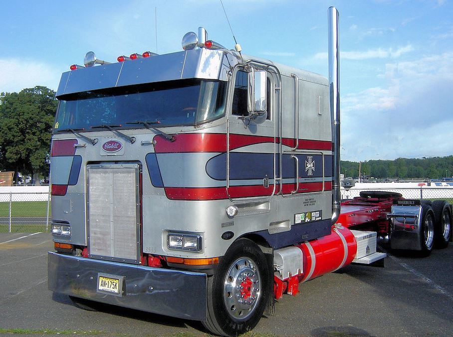 La historia de los camiones y autobuses Peterbilt. Fotos